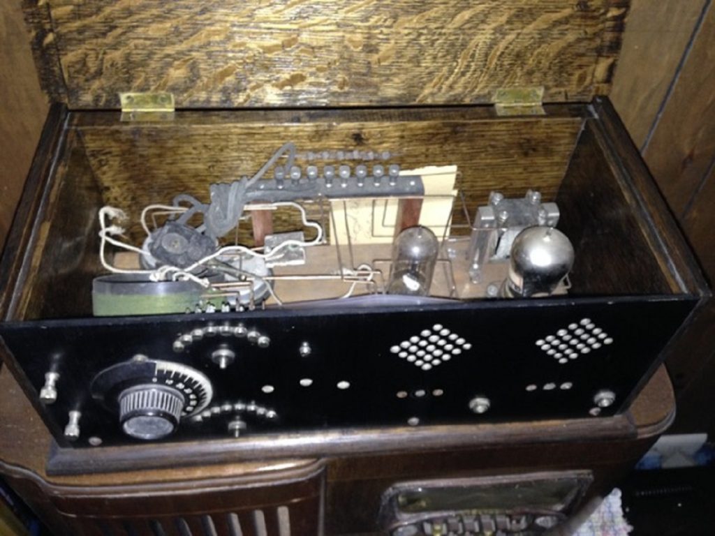 Inside 1920's kit battery radio - IARCHS Radio Collector Club