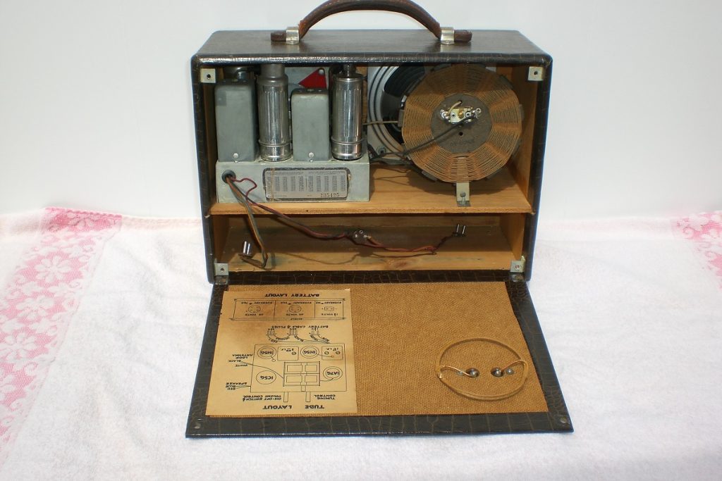 Very nice Imperial 4 tube portable radio inside view - IARCHS Radio ...