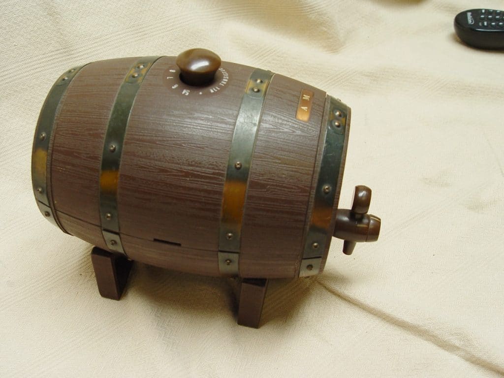 Barrel shaped transistor radio - IARCHS Radio Collector Club