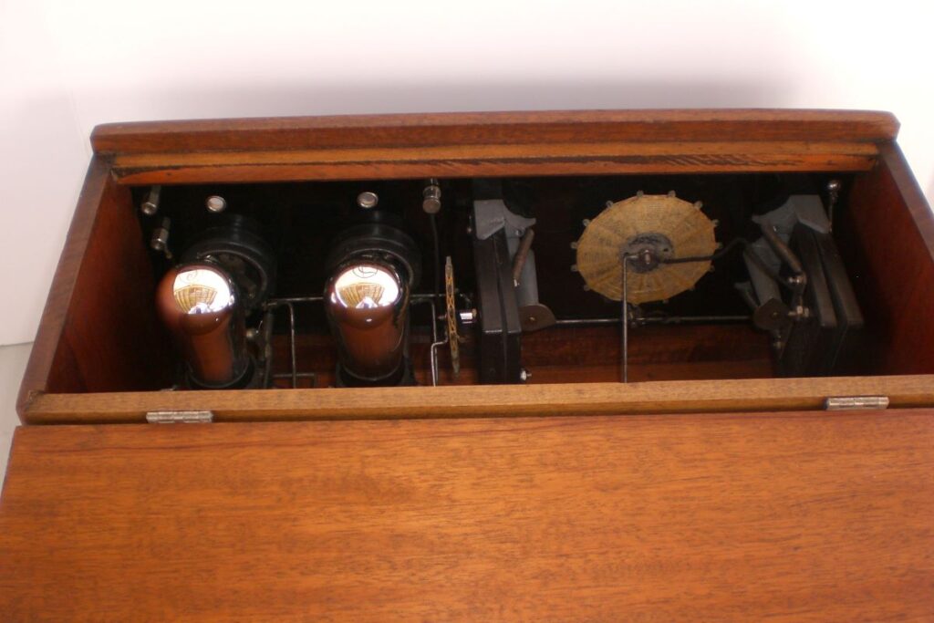 Crosley model VI Special inside view - IARCHS Radio Collector Club