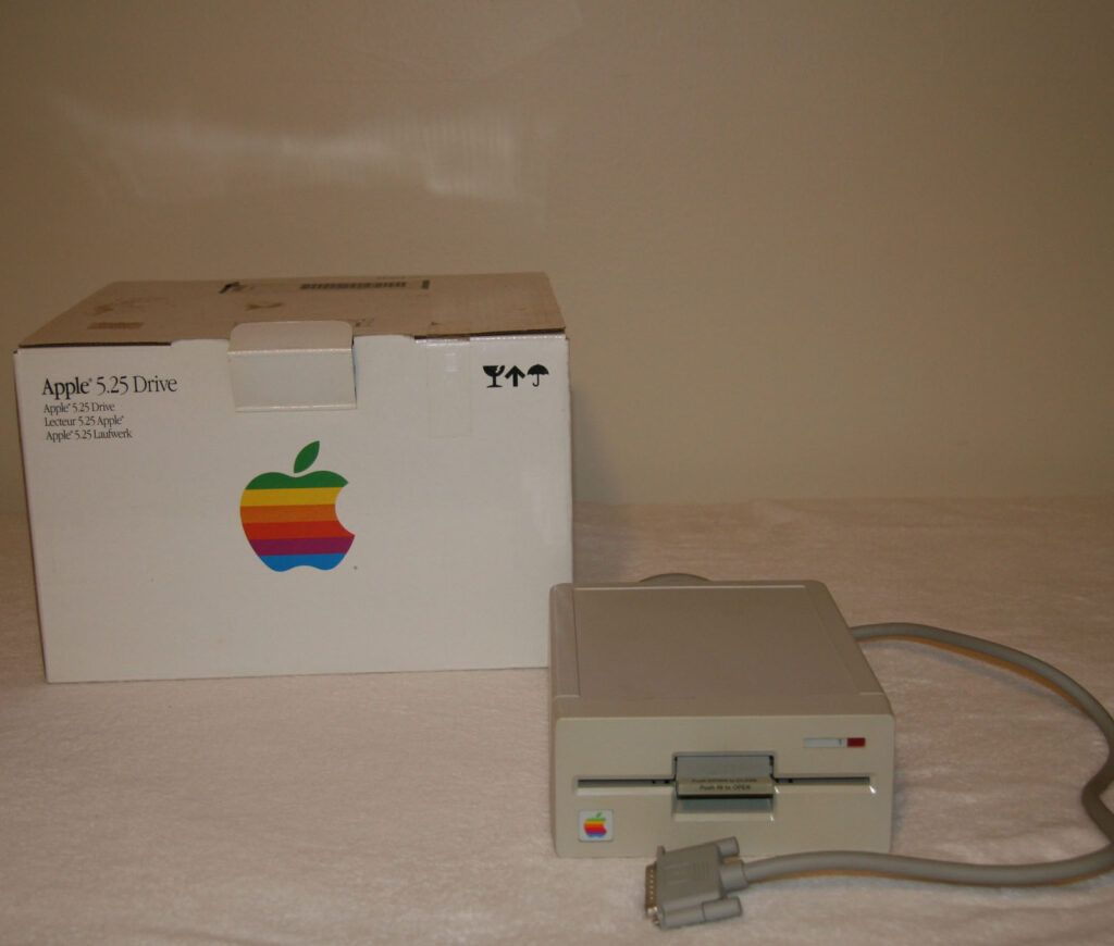 Apple-5.25-drive-mdlA9M0107 - IARCHS Radio Collector Club
